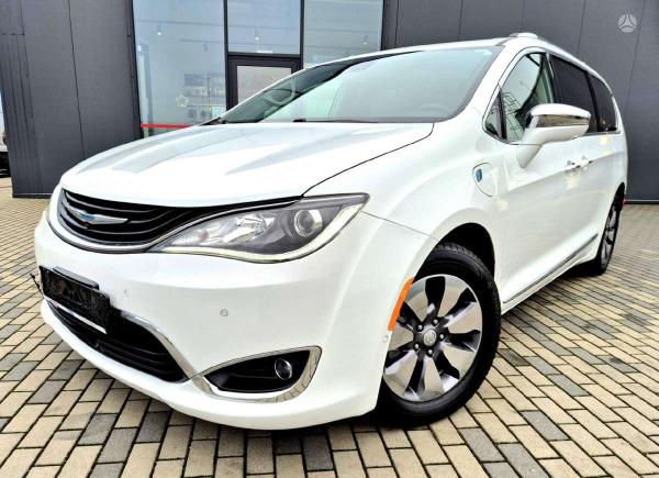 White Chrysler Pacifica 2018 in Siauliai, with an engine capacity of 3.60 L and mileage of 122 thousand km for 18500 €, photo 2 on AUTOMOTO.COM.LV