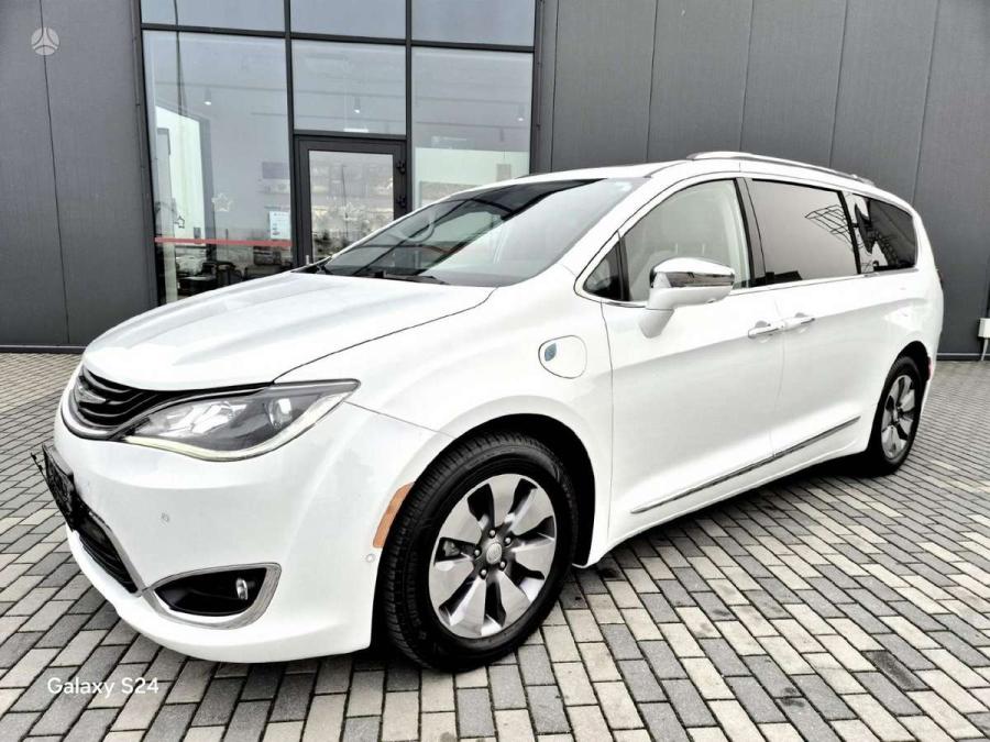 White Chrysler Pacifica 2018 in Siauliai, with an engine capacity of 3.60 L and mileage of 122 thousand km for 18500 €, photo 3 on AUTOMOTO.COM.LV