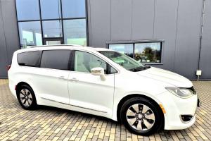 White Chrysler Pacifica 2018 in Siauliai, with an engine capacity of 3.60 L and mileage of 122 thousand km for 18500 €, photo 9 on AUTOMOTO.COM.LV