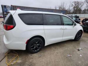 White Chrysler Pacifica 2018 in Kretinga, with an engine capacity of 3.61 L and mileage of 188 thousand km for 10200 €, photo 3 on AUTOMOTO.COM.LV
