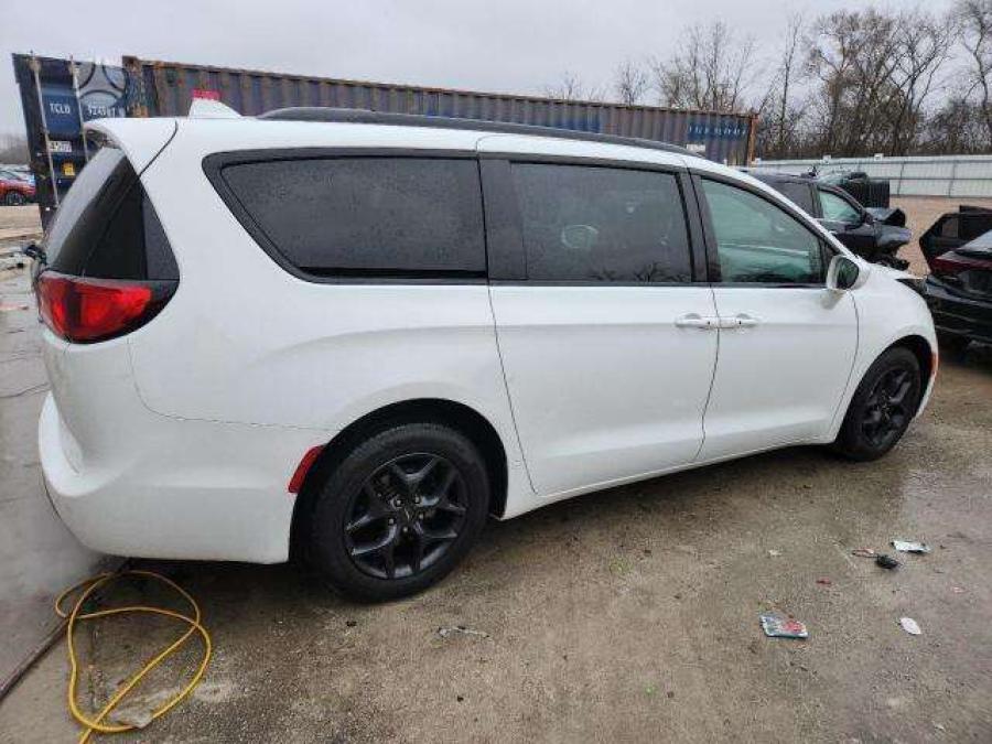 White Chrysler Pacifica 2018 in Kretinga, with an engine capacity of 3.61 L and mileage of 188 thousand km for 10200 €, photo 3 on AUTOMOTO.COM.LV