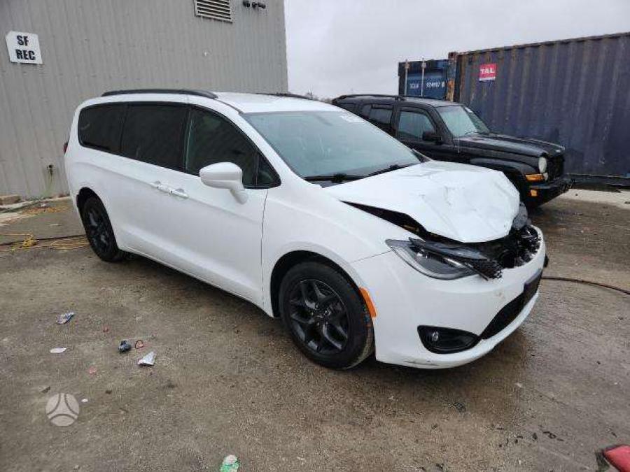 White Chrysler Pacifica 2018 in Kretinga, with an engine capacity of 3.61 L and mileage of 188 thousand km for 10200 €, photo 4 on AUTOMOTO.COM.LV