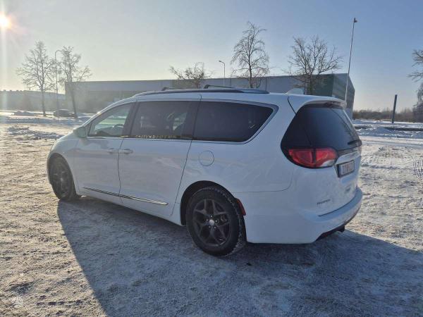 White Chrysler Pacifica 2018 in Siauliai, with an engine capacity of 3.61 L and mileage of 239 thousand km for 14500 €, photo 2 on AUTOMOTO.COM.LV