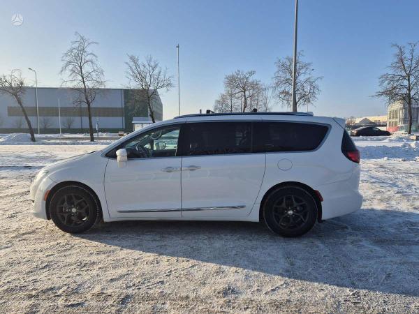 White Chrysler Pacifica 2018 in Siauliai, with an engine capacity of 3.61 L and mileage of 239 thousand km for 14500 €, photo 4 on AUTOMOTO.COM.LV