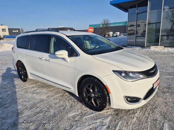 White Chrysler Pacifica 2018 in Siauliai, with an engine capacity of 3.61 L and mileage of 239 thousand km for 14500 €, photo 6 on AUTOMOTO.COM.LV