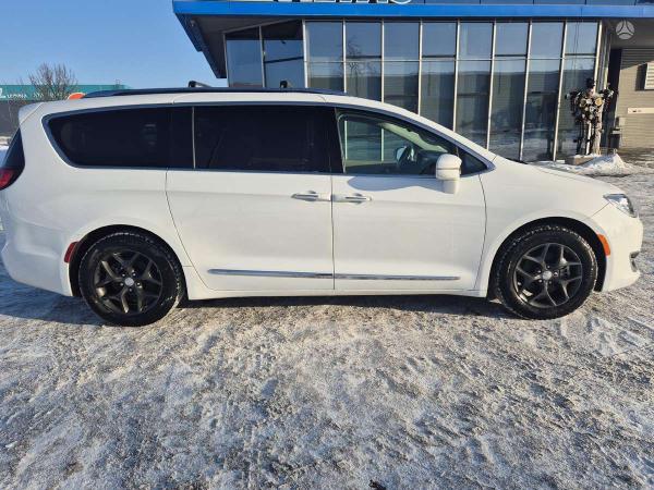 White Chrysler Pacifica 2018 in Siauliai, with an engine capacity of 3.61 L and mileage of 239 thousand km for 14500 €, photo 7 on AUTOMOTO.COM.LV