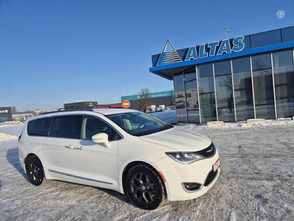 White Chrysler Pacifica 2018 in Siauliai, with an engine capacity of 3.61 L and mileage of 239 thousand km for 14500 €, photo 8 on AUTOMOTO.COM.LV