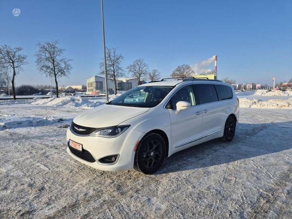 White Chrysler Pacifica 2018 in Siauliai, with an engine capacity of 3.61 L and mileage of 239 thousand km for 14500 €, photo 9 on AUTOMOTO.COM.LV