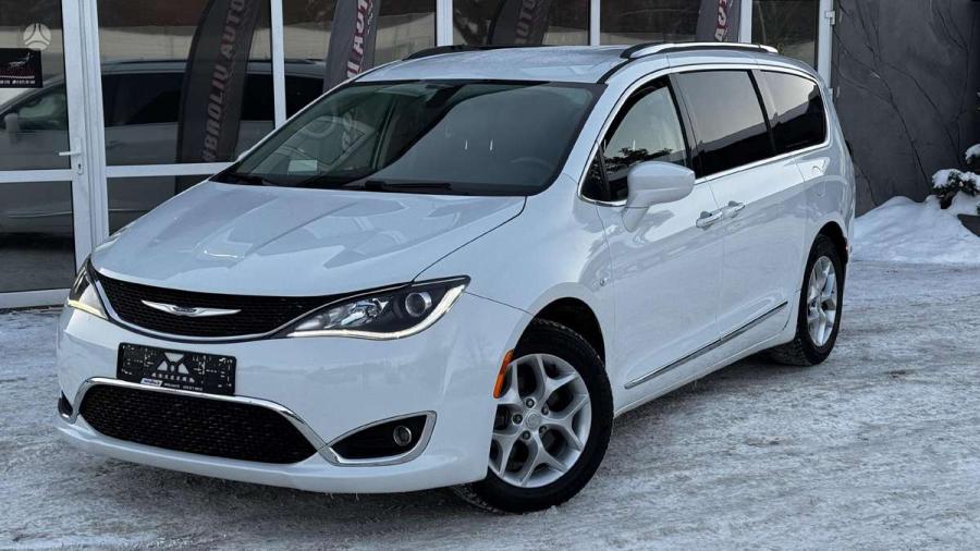 White Chrysler Pacifica 2018 in Radviliskis, with an engine capacity of 3.60 L and mileage of 173 thousand km for 13950 €, photo 1 on AUTOMOTO.COM.LV