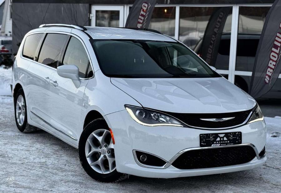 White Chrysler Pacifica 2018 in Radviliskis, with an engine capacity of 3.60 L and mileage of 173 thousand km for 13950 €, photo 2 on AUTOMOTO.COM.LV