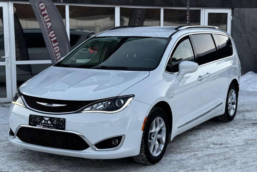 White Chrysler Pacifica 2018 in Radviliskis, with an engine capacity of 3.60 L and mileage of 173 thousand km for 13950 €, photo 5 on AUTOMOTO.COM.LV