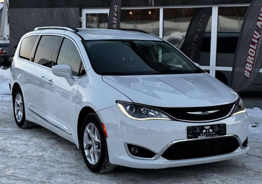 White Chrysler Pacifica 2018 in Radviliskis, with an engine capacity of 3.60 L and mileage of 173 thousand km for 13950 €, photo 6 on AUTOMOTO.COM.LV