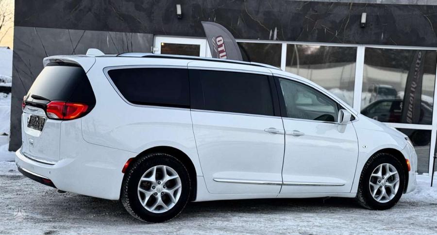 White Chrysler Pacifica 2018 in Radviliskis, with an engine capacity of 3.60 L and mileage of 173 thousand km for 13950 €, photo 7 on AUTOMOTO.COM.LV