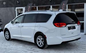 White Chrysler Pacifica 2018 in Radviliskis, with an engine capacity of 3.60 L and mileage of 173 thousand km for 13950 €, photo 8 on AUTOMOTO.COM.LV