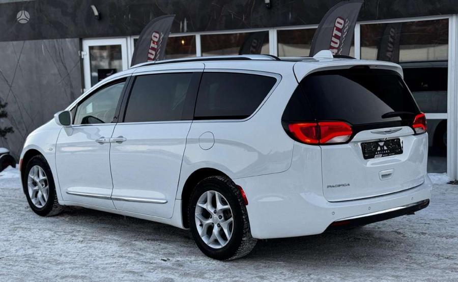White Chrysler Pacifica 2018 in Radviliskis, with an engine capacity of 3.60 L and mileage of 173 thousand km for 13950 €, photo 8 on AUTOMOTO.COM.LV