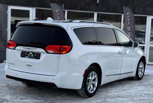 White Chrysler Pacifica 2018 in Radviliskis, with an engine capacity of 3.60 L and mileage of 173 thousand km for 13950 €, photo 9 on AUTOMOTO.COM.LV