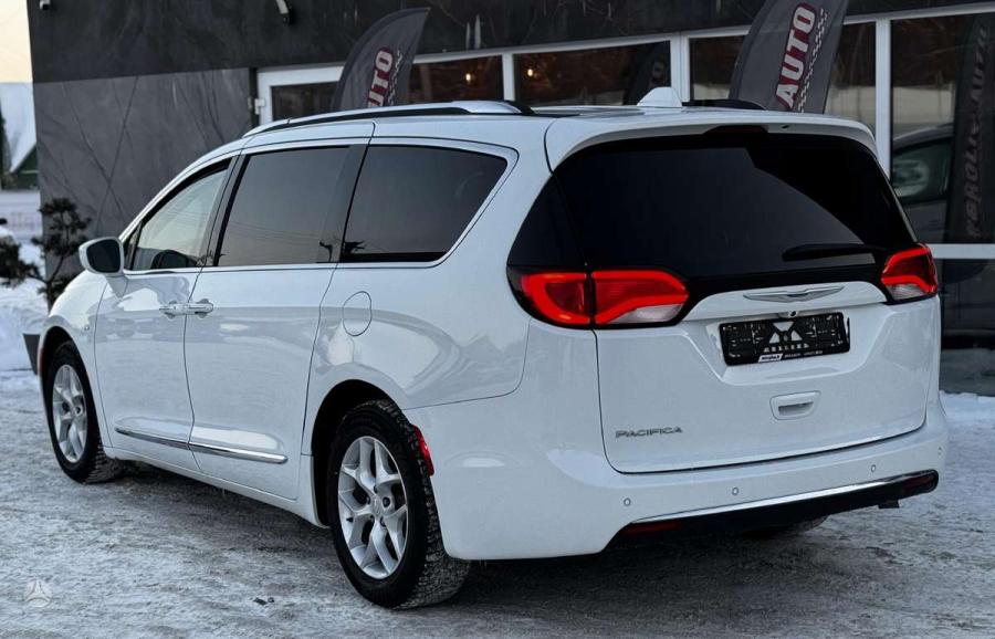 White Chrysler Pacifica 2018 in Radviliskis, with an engine capacity of 3.60 L and mileage of 173 thousand km for 13950 €, photo 10 on AUTOMOTO.COM.LV