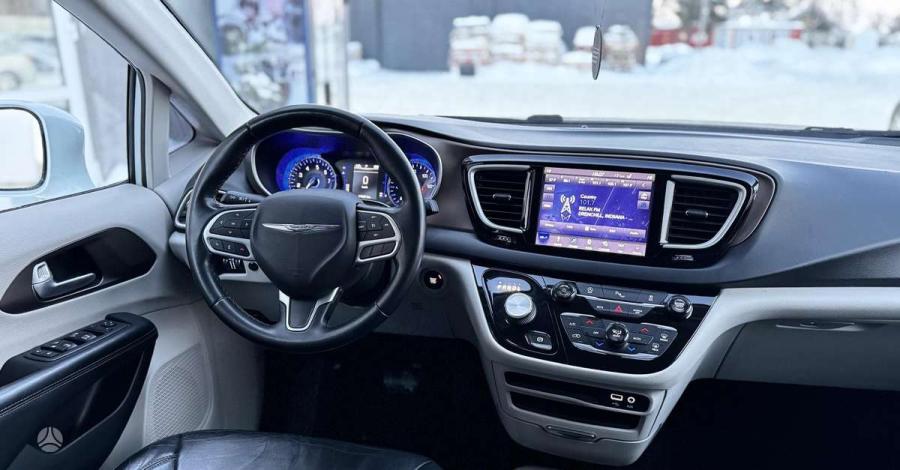 White Chrysler Pacifica 2018 in Radviliskis, with an engine capacity of 3.60 L and mileage of 173 thousand km for 13950 €, photo 15 on AUTOMOTO.COM.LV