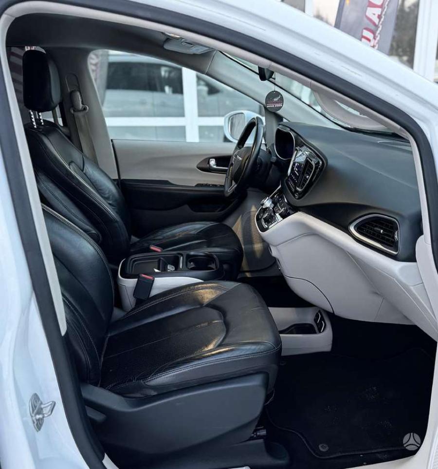 White Chrysler Pacifica 2018 in Radviliskis, with an engine capacity of 3.60 L and mileage of 173 thousand km for 13950 €, photo 16 on AUTOMOTO.COM.LV