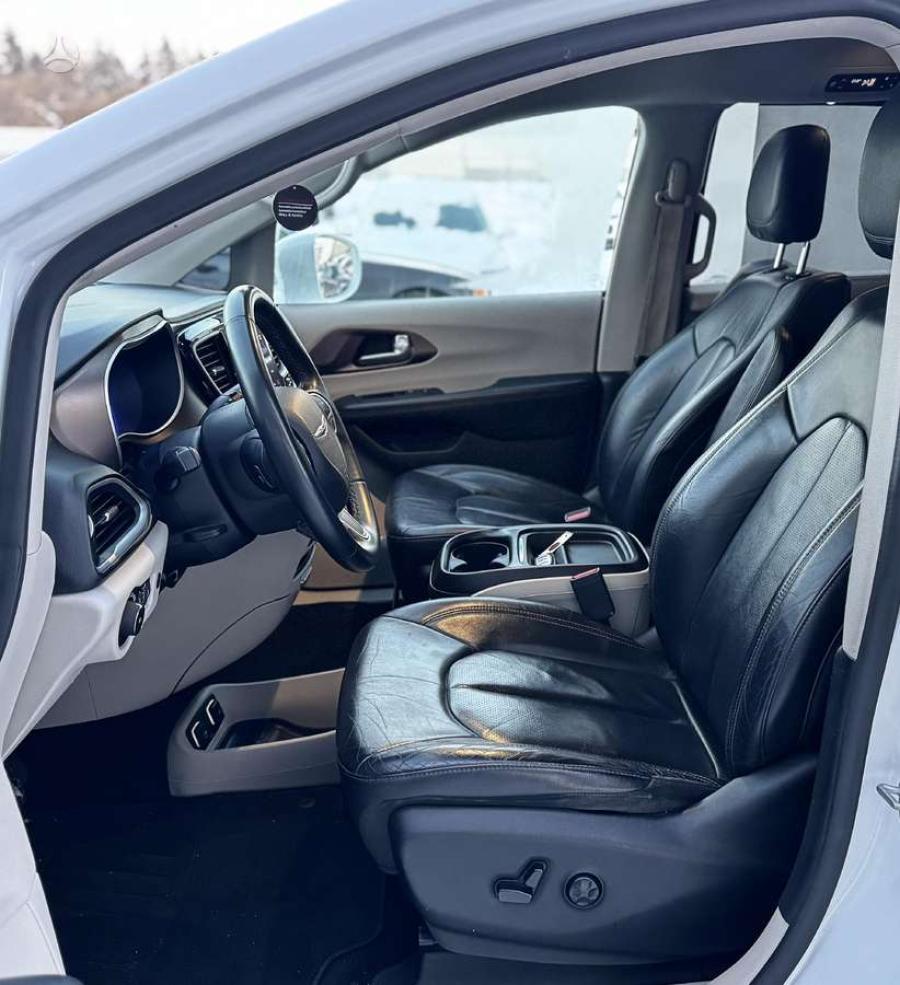 White Chrysler Pacifica 2018 in Radviliskis, with an engine capacity of 3.60 L and mileage of 173 thousand km for 13950 €, photo 17 on AUTOMOTO.COM.LV