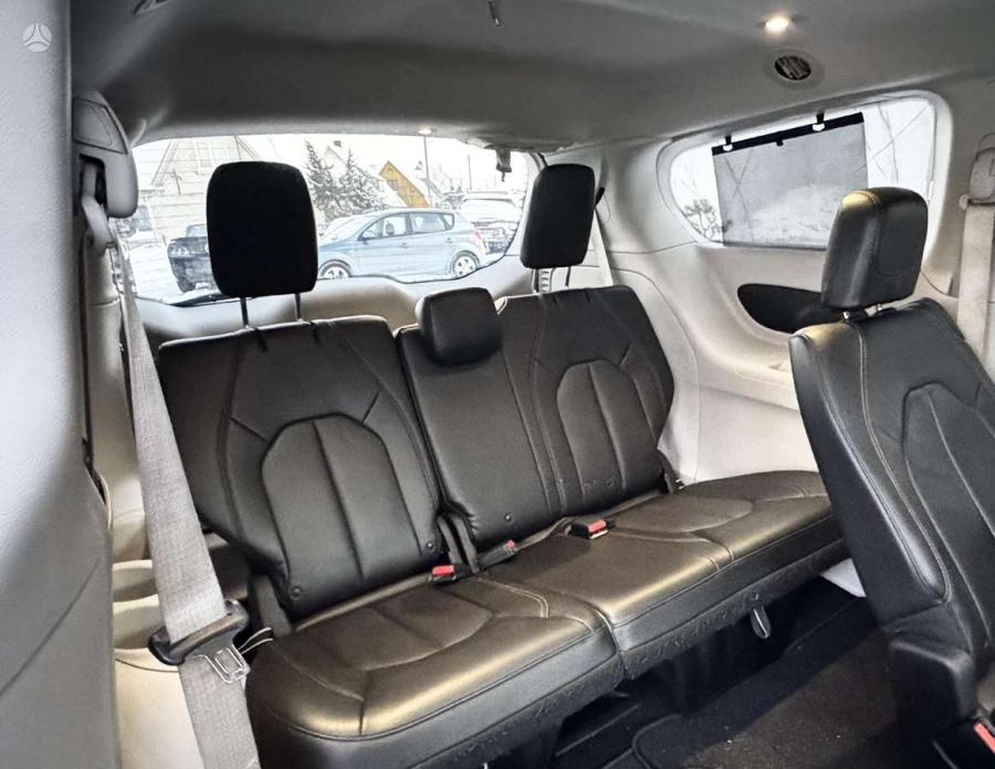 White Chrysler Pacifica 2018 in Radviliskis, with an engine capacity of 3.60 L and mileage of 173 thousand km for 13950 €, photo 27 on AUTOMOTO.COM.LV