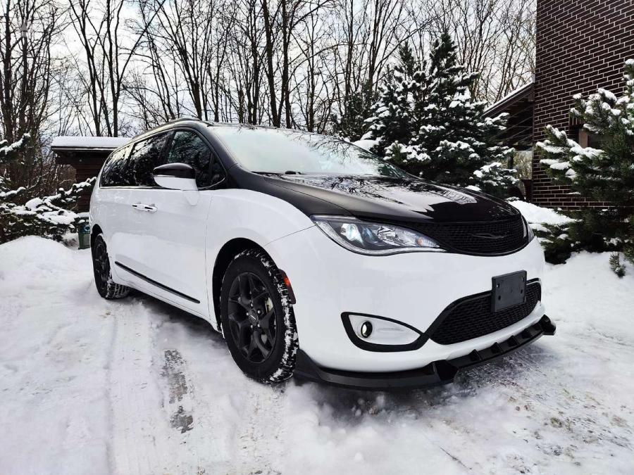 White Chrysler Pacifica 2018 in Kaunas, with an engine capacity of 3.61 L and mileage of 237 thousand km for 13800 €, photo 1 on AUTOMOTO.COM.LV