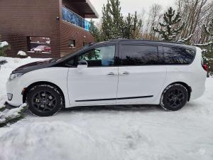 White Chrysler Pacifica 2018 in Kaunas, with an engine capacity of 3.61 L and mileage of 237 thousand km for 13800 €, photo 4 on AUTOMOTO.COM.LV