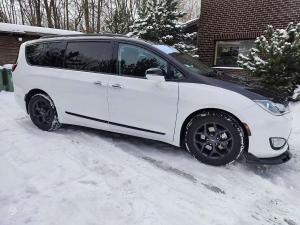 White Chrysler Pacifica 2018 in Kaunas, with an engine capacity of 3.61 L and mileage of 237 thousand km for 13800 €, photo 5 on AUTOMOTO.COM.LV