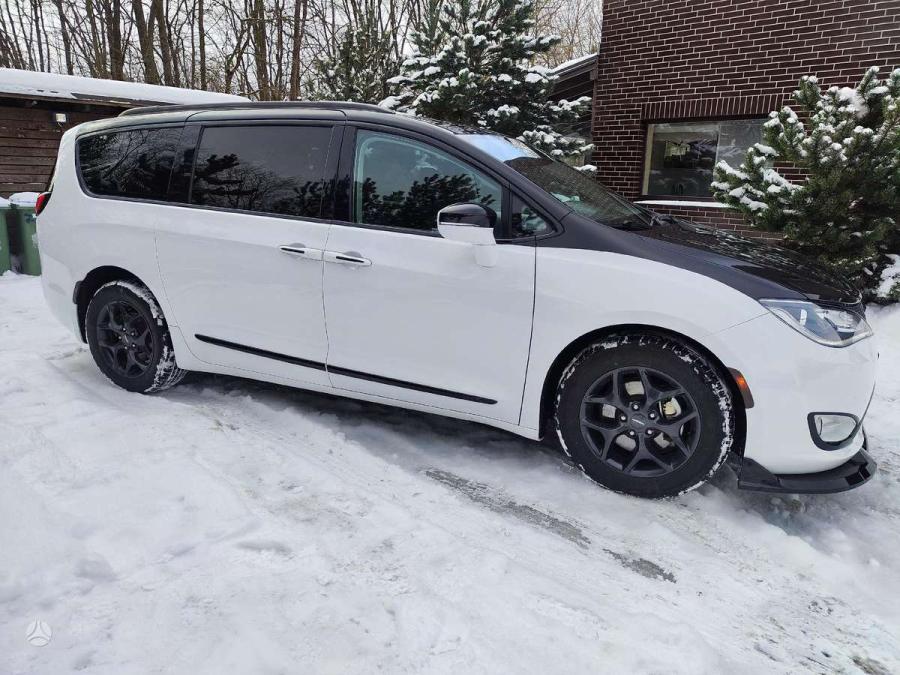 White Chrysler Pacifica 2018 in Kaunas, with an engine capacity of 3.61 L and mileage of 237 thousand km for 13800 €, photo 5 on AUTOMOTO.COM.LV