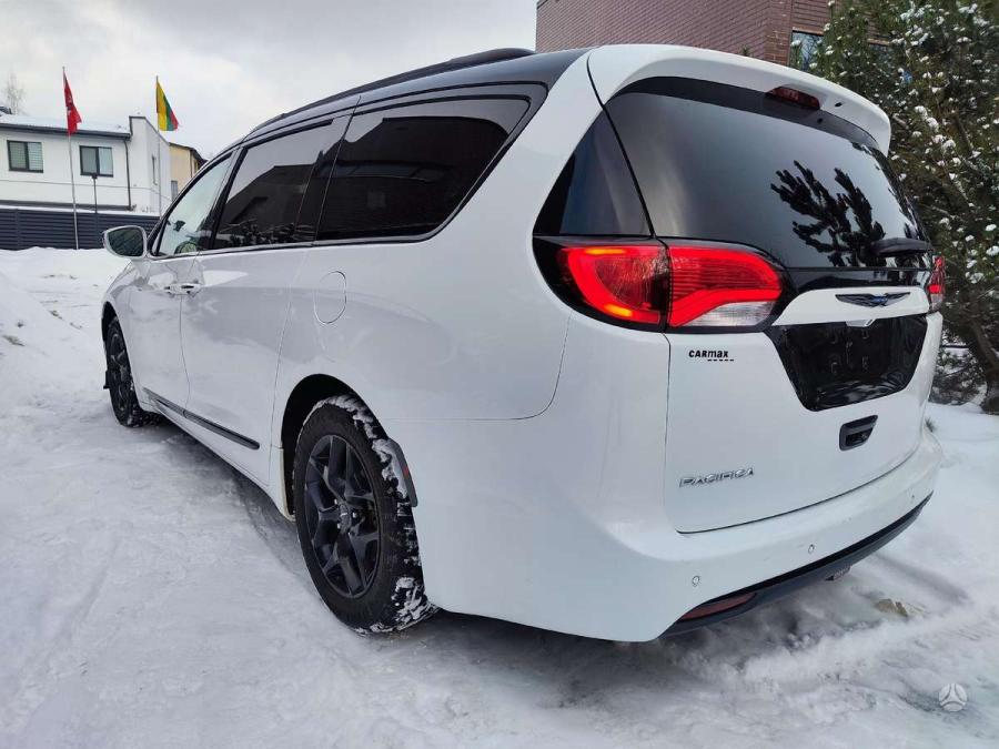 White Chrysler Pacifica 2018 in Kaunas, with an engine capacity of 3.61 L and mileage of 237 thousand km for 13800 €, photo 6 on AUTOMOTO.COM.LV