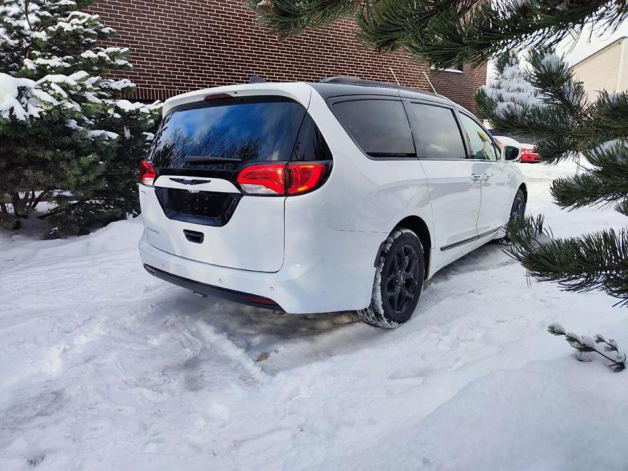White Chrysler Pacifica 2018 in Kaunas, with an engine capacity of 3.61 L and mileage of 237 thousand km for 13800 €, photo 7 on AUTOMOTO.COM.LV