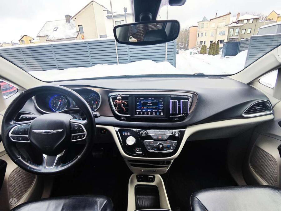White Chrysler Pacifica 2018 in Kaunas, with an engine capacity of 3.61 L and mileage of 237 thousand km for 13800 €, photo 9 on AUTOMOTO.COM.LV