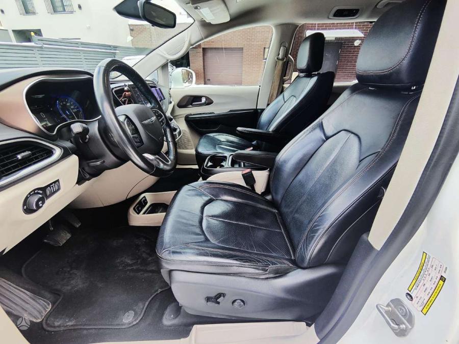 White Chrysler Pacifica 2018 in Kaunas, with an engine capacity of 3.61 L and mileage of 237 thousand km for 13800 €, photo 11 on AUTOMOTO.COM.LV