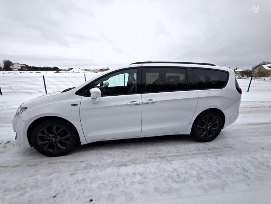 White Chrysler Pacifica 2018 in Kaunas, with an engine capacity of 3.61 L and mileage of 224 thousand km for 16400 €, photo 2 on AUTOMOTO.COM.LV