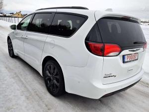 White Chrysler Pacifica 2018 in Kaunas, with an engine capacity of 3.61 L and mileage of 224 thousand km for 16400 €, photo 3 on AUTOMOTO.COM.LV