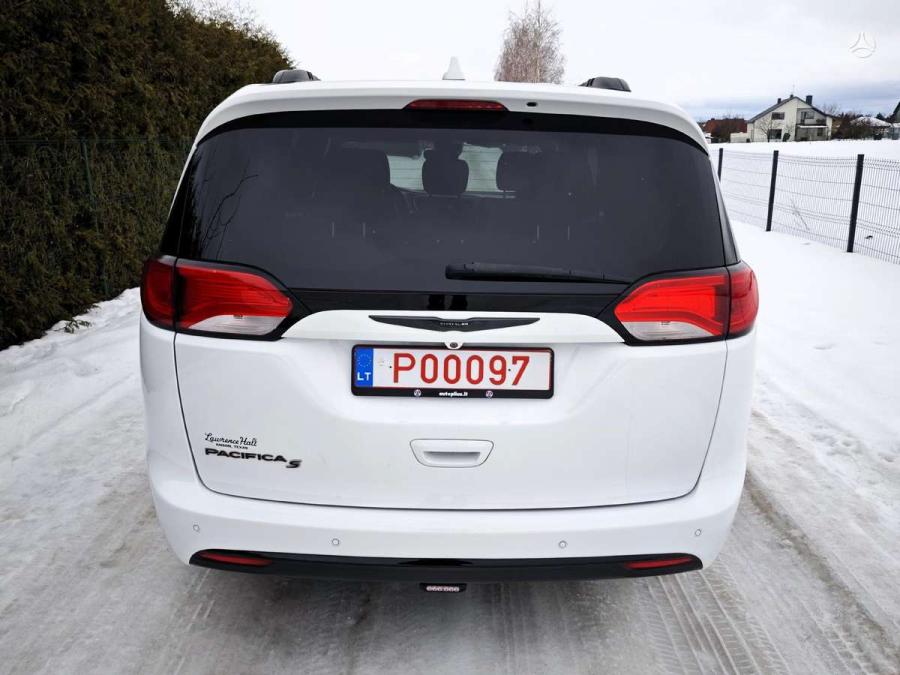 White Chrysler Pacifica 2018 in Kaunas, with an engine capacity of 3.61 L and mileage of 224 thousand km for 16400 €, photo 4 on AUTOMOTO.COM.LV