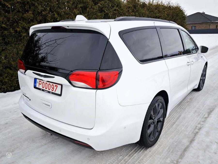 White Chrysler Pacifica 2018 in Kaunas, with an engine capacity of 3.61 L and mileage of 224 thousand km for 16400 €, photo 5 on AUTOMOTO.COM.LV