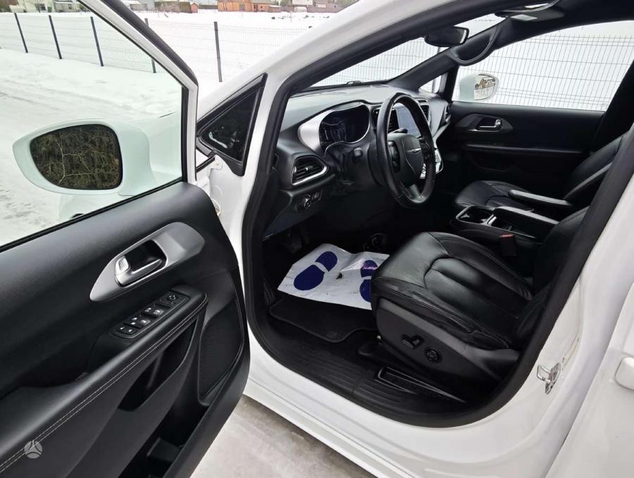 White Chrysler Pacifica 2018 in Kaunas, with an engine capacity of 3.61 L and mileage of 224 thousand km for 16400 €, photo 12 on AUTOMOTO.COM.LV