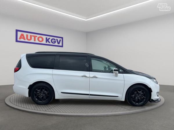 White Chrysler Pacifica 2018 in Kaunas, with an engine capacity of 3.60 L and mileage of 237 thousand km for 14999 €, photo 6 on AUTOMOTO.COM.LV