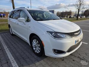White Chrysler Pacifica 2018 in Kaunas, with an engine capacity of 3.60 L and mileage of 91 thousand km for 17600 €, photo  on AUTOMOTO.COM.LV