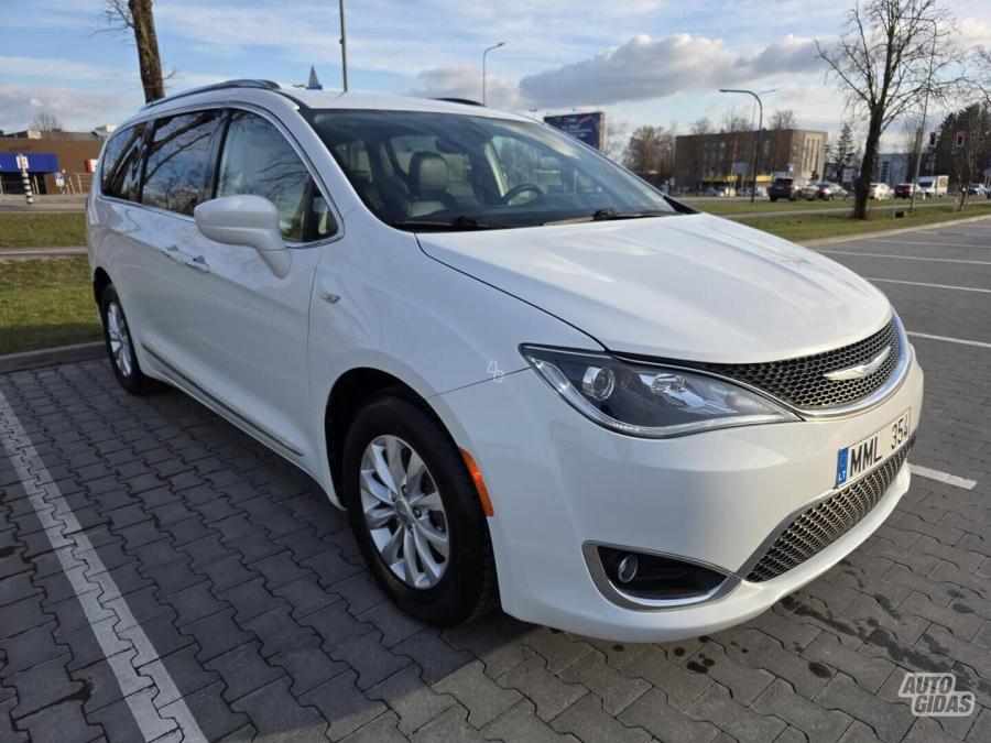 White Chrysler Pacifica 2018 in Kaunas, with an engine capacity of 3.60 L and mileage of 91 thousand km for 17600 €, photo 1 on AUTOMOTO.COM.LV