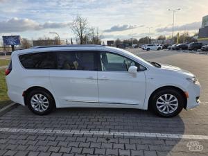 White Chrysler Pacifica 2018 in Kaunas, with an engine capacity of 3.60 L and mileage of 91 thousand km for 17600 €, photo 3 on AUTOMOTO.COM.LV