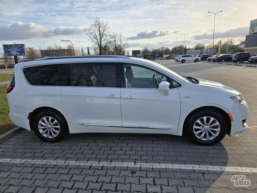 White Chrysler Pacifica 2018 in Kaunas, with an engine capacity of 3.60 L and mileage of 91 thousand km for 17600 €, photo 3 on AUTOMOTO.COM.LV