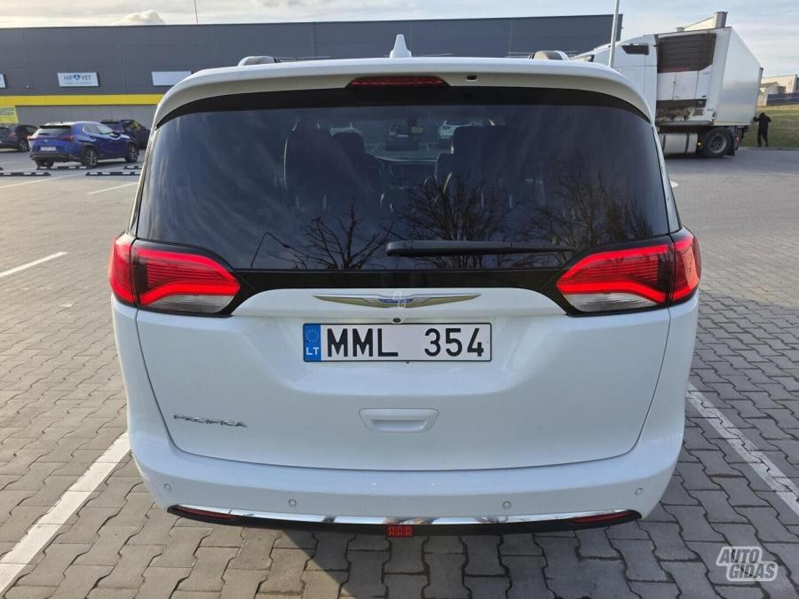 White Chrysler Pacifica 2018 in Kaunas, with an engine capacity of 3.60 L and mileage of 91 thousand km for 17600 €, photo 4 on AUTOMOTO.COM.LV