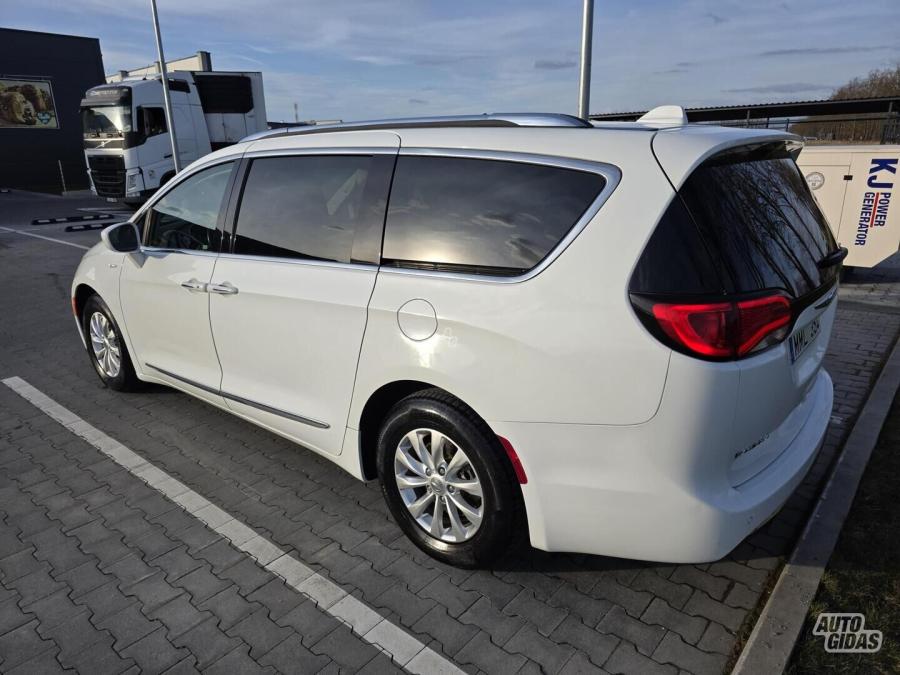White Chrysler Pacifica 2018 in Kaunas, with an engine capacity of 3.60 L and mileage of 91 thousand km for 17600 €, photo 5 on AUTOMOTO.COM.LV