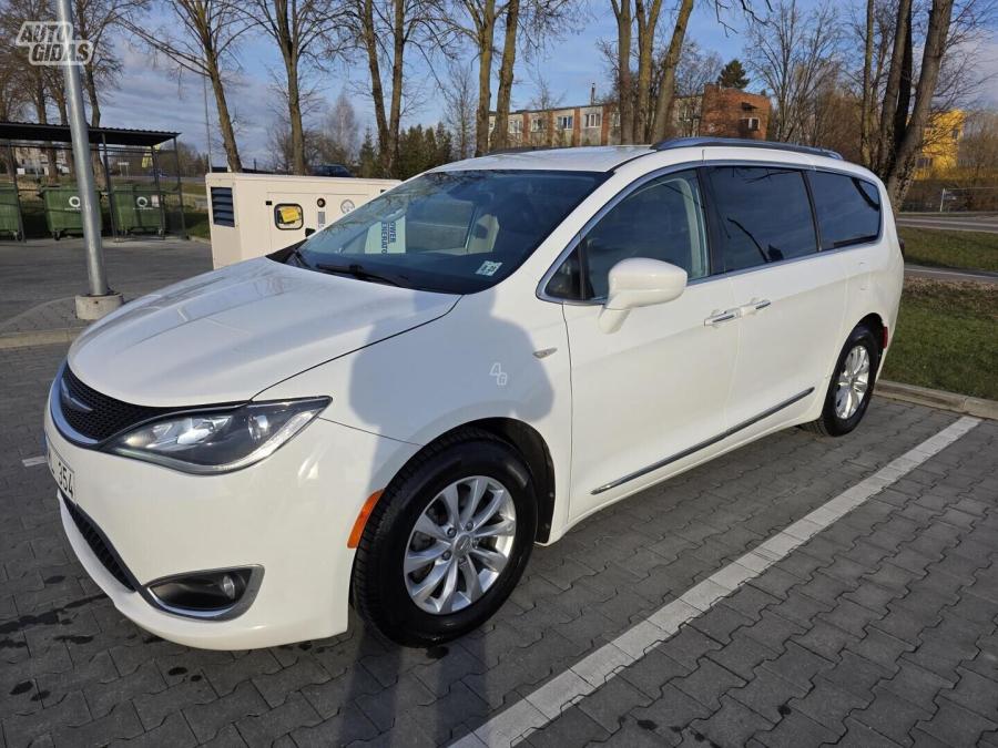 White Chrysler Pacifica 2018 in Kaunas, with an engine capacity of 3.60 L and mileage of 91 thousand km for 17600 €, photo 6 on AUTOMOTO.COM.LV