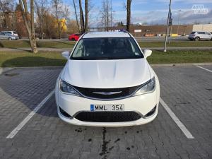 White Chrysler Pacifica 2018 in Kaunas, with an engine capacity of 3.60 L and mileage of 91 thousand km for 17600 €, photo 7 on AUTOMOTO.COM.LV