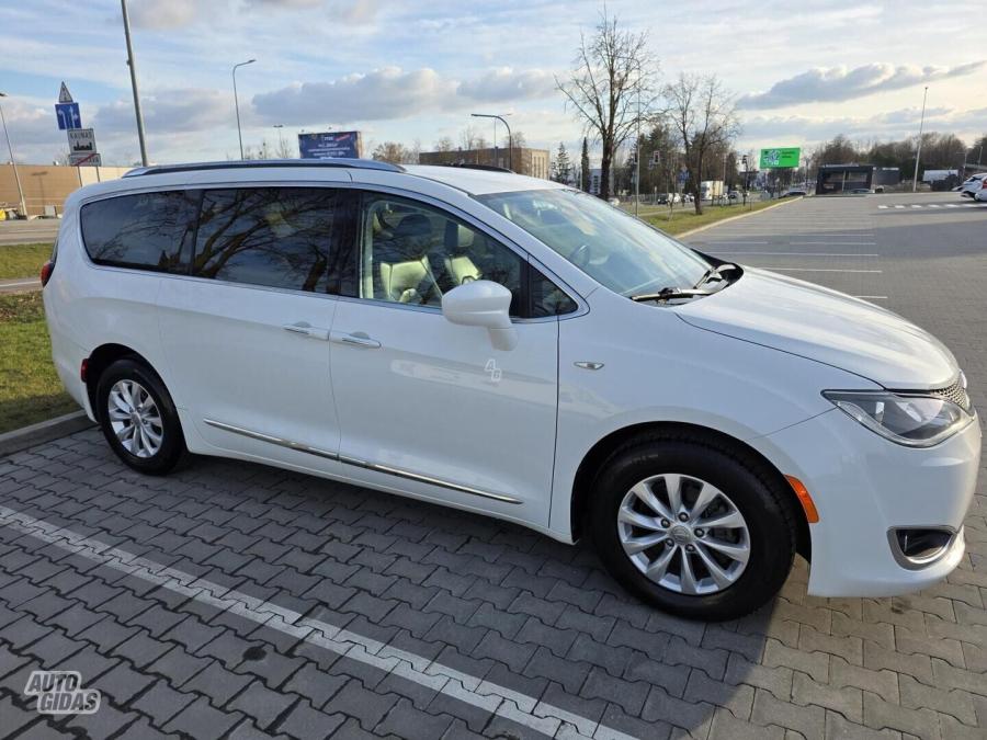 White Chrysler Pacifica 2018 in Kaunas, with an engine capacity of 3.60 L and mileage of 91 thousand km for 17600 €, photo 8 on AUTOMOTO.COM.LV
