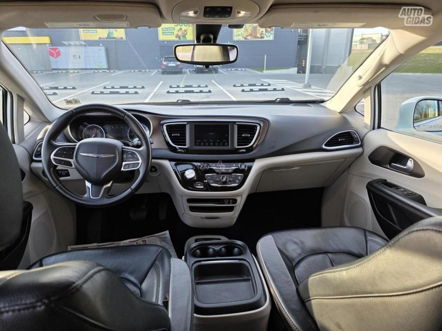 White Chrysler Pacifica 2018 in Kaunas, with an engine capacity of 3.60 L and mileage of 91 thousand km for 17600 €, photo 12 on AUTOMOTO.COM.LV