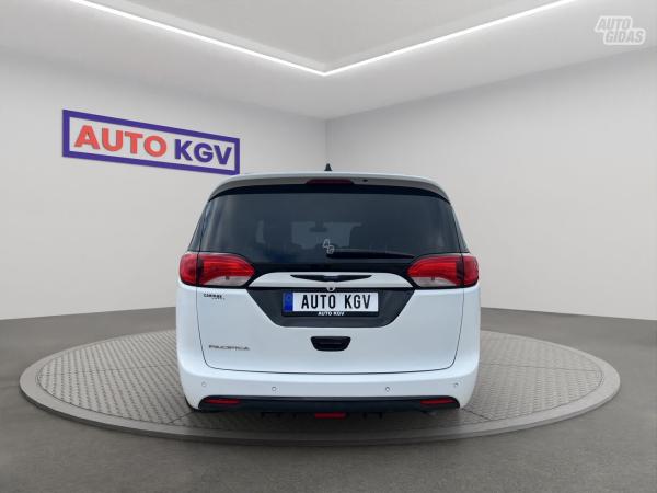 White Chrysler Pacifica 2018 in Kaunas, with an engine capacity of 3.60 L and mileage of 237 thousand km for 14999 €, photo 4 on AUTOMOTO.COM.LV